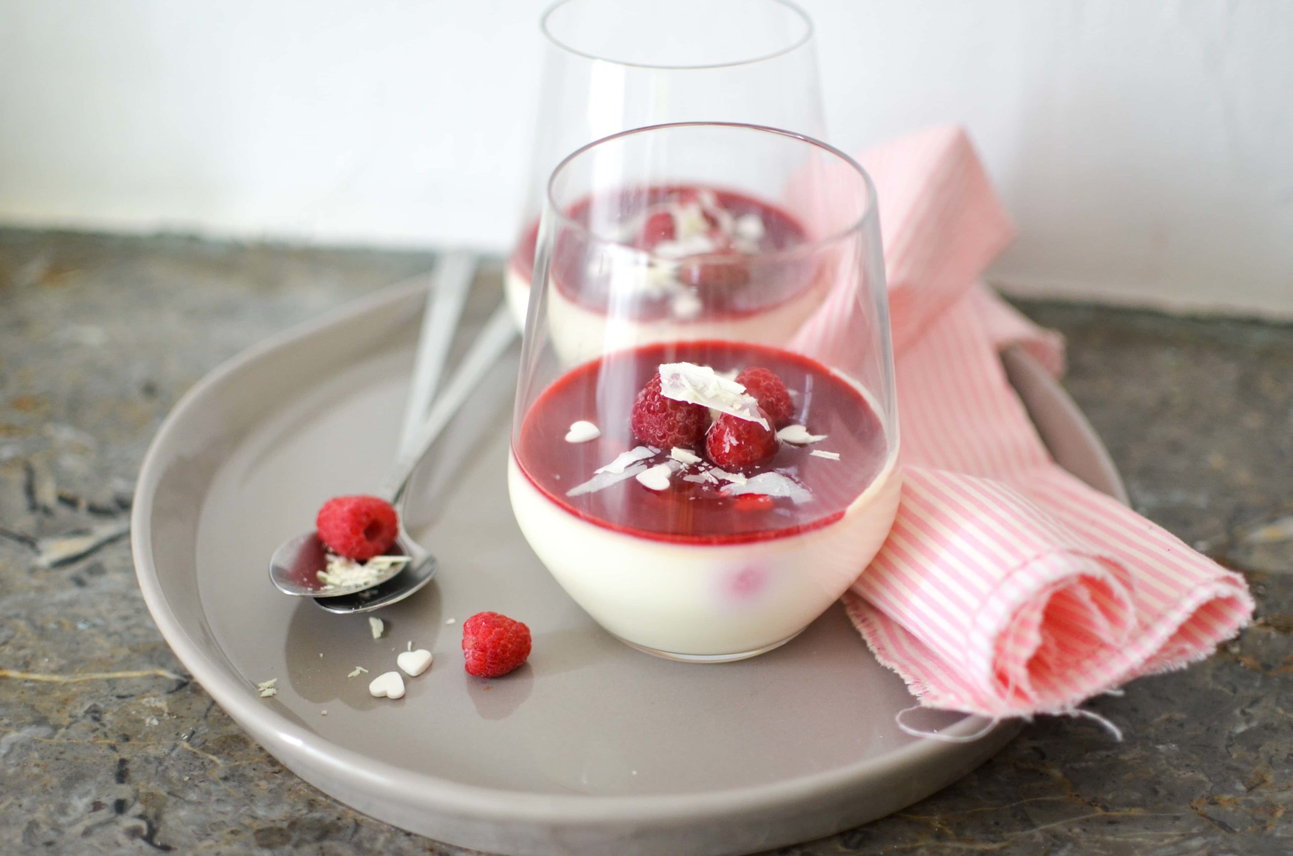 Panna cotta au chocolat blanc et à la rose, coulis framboises - Voyage ...